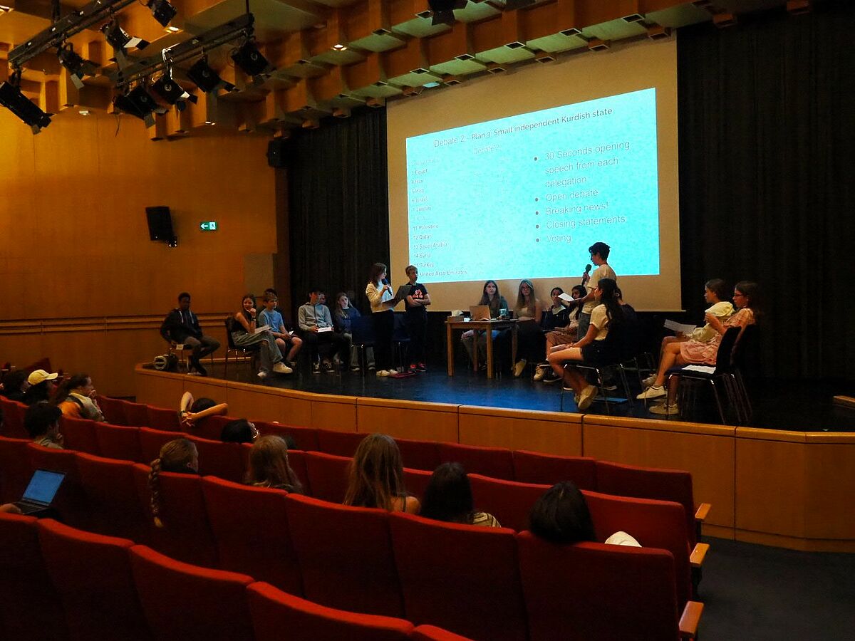 Student Debate on Independent Kurdistan - Vienna International School